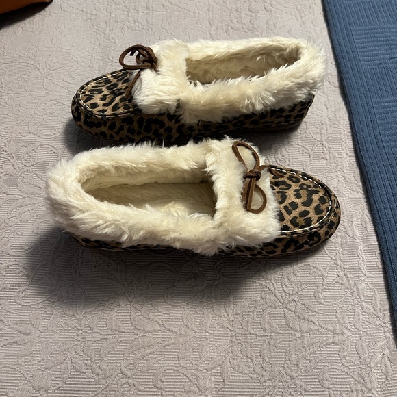 Vionic | Shoes | Vionic Leopard Print Womens Slippers With Faux Fur ...